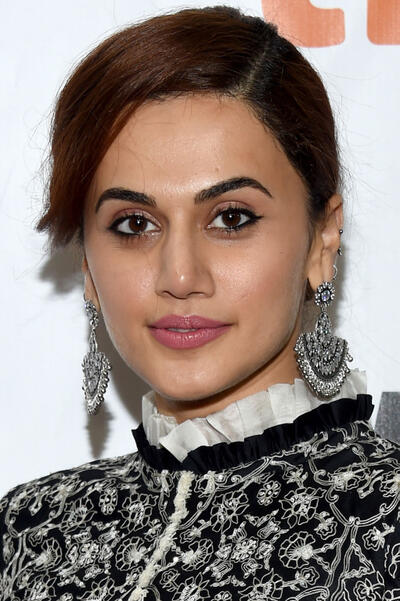 taapsee lips